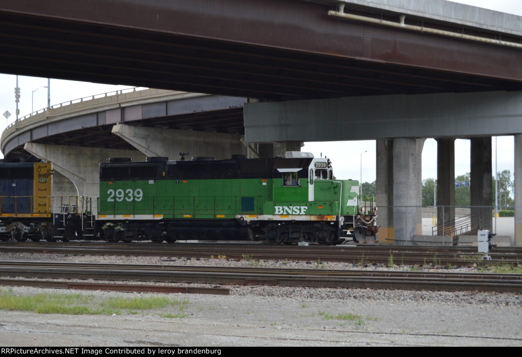 BNSF 2939 going by kemper arena